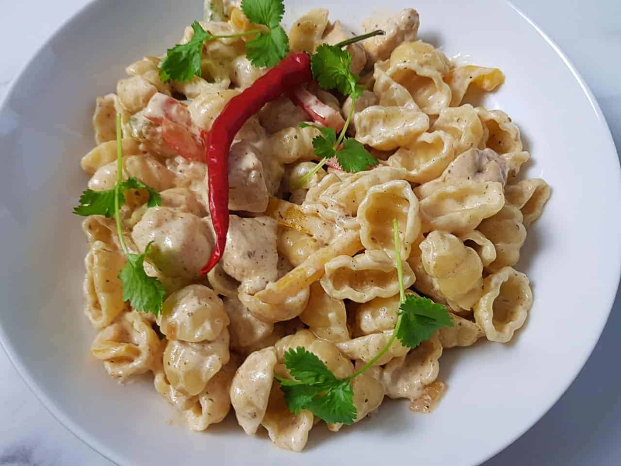 Creamy fajita pasta with chicken - Hint of Healthy