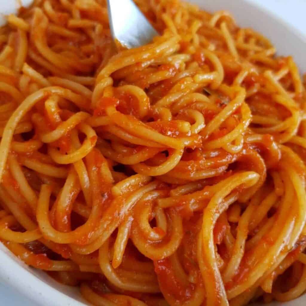 Jollof Spaghetti {Spicy Pepper & Tomato Sauce} - Hint of Healthy