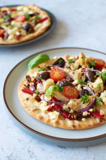 15-Minute Mediterranean Flatbread - Hint of Healthy